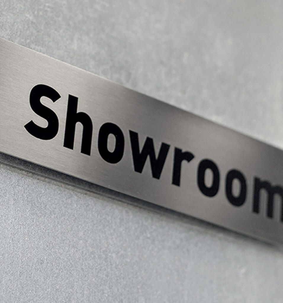 Pictogramas em vinil aplicados em aço inox - 300 x 65mm